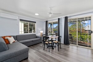 Cabana luxo, 1 quarto, para não fumantes, cozinha americana | Área de estar | TV