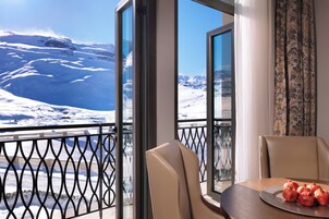 Frigobar, cofres nos quartos, escrivaninha, quartos à prova de som