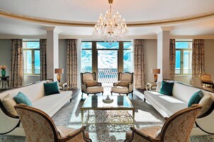 Frigobar, cofres nos quartos, escrivaninha, quartos à prova de som