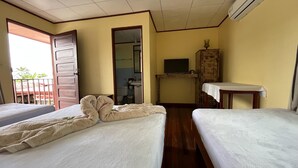 Quarto Quádruplo Standard | Secretária, Wi-fi grátis, roupa de cama fornecida 
