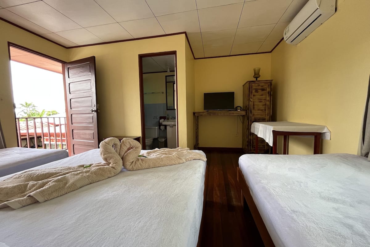 Quarto quádruplo standard | Escrivaninha, Wi-Fi de cortesia, roupa de cama