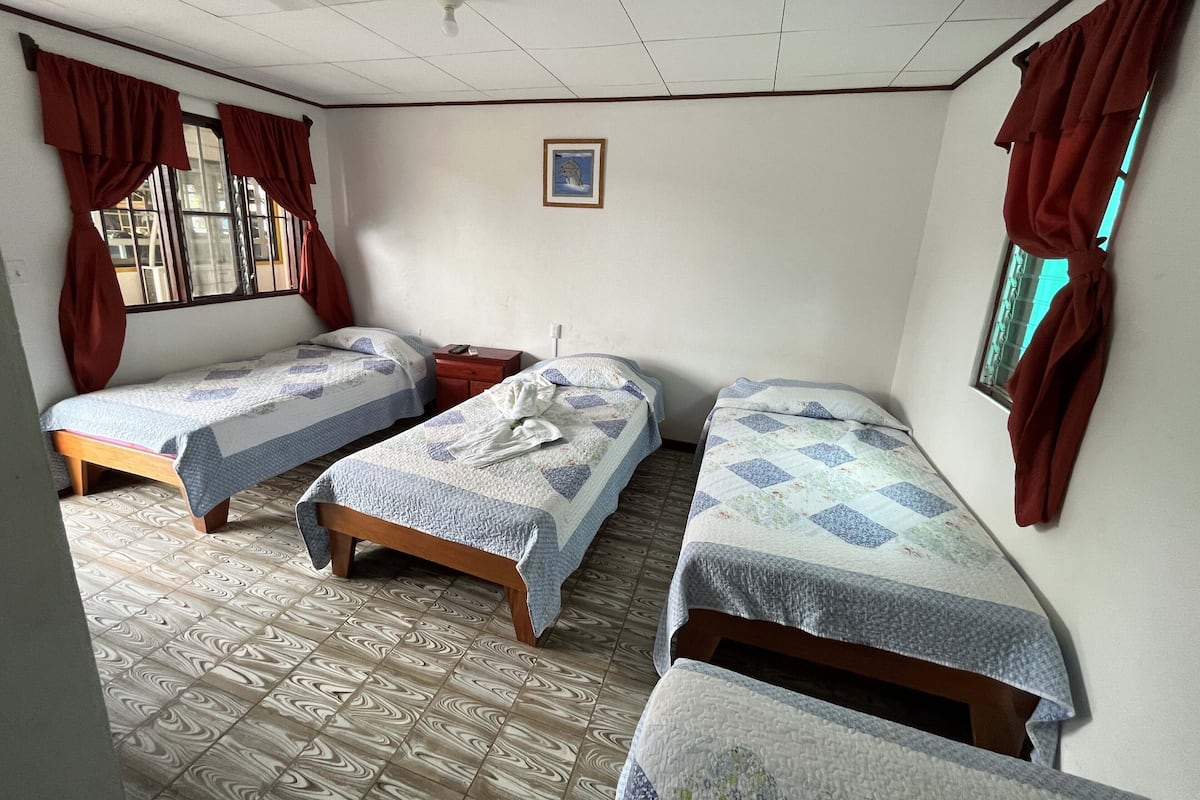 Quarto quádruplo standard, várias camas | Escrivaninha, Wi-Fi de cortesia, roupa de cama