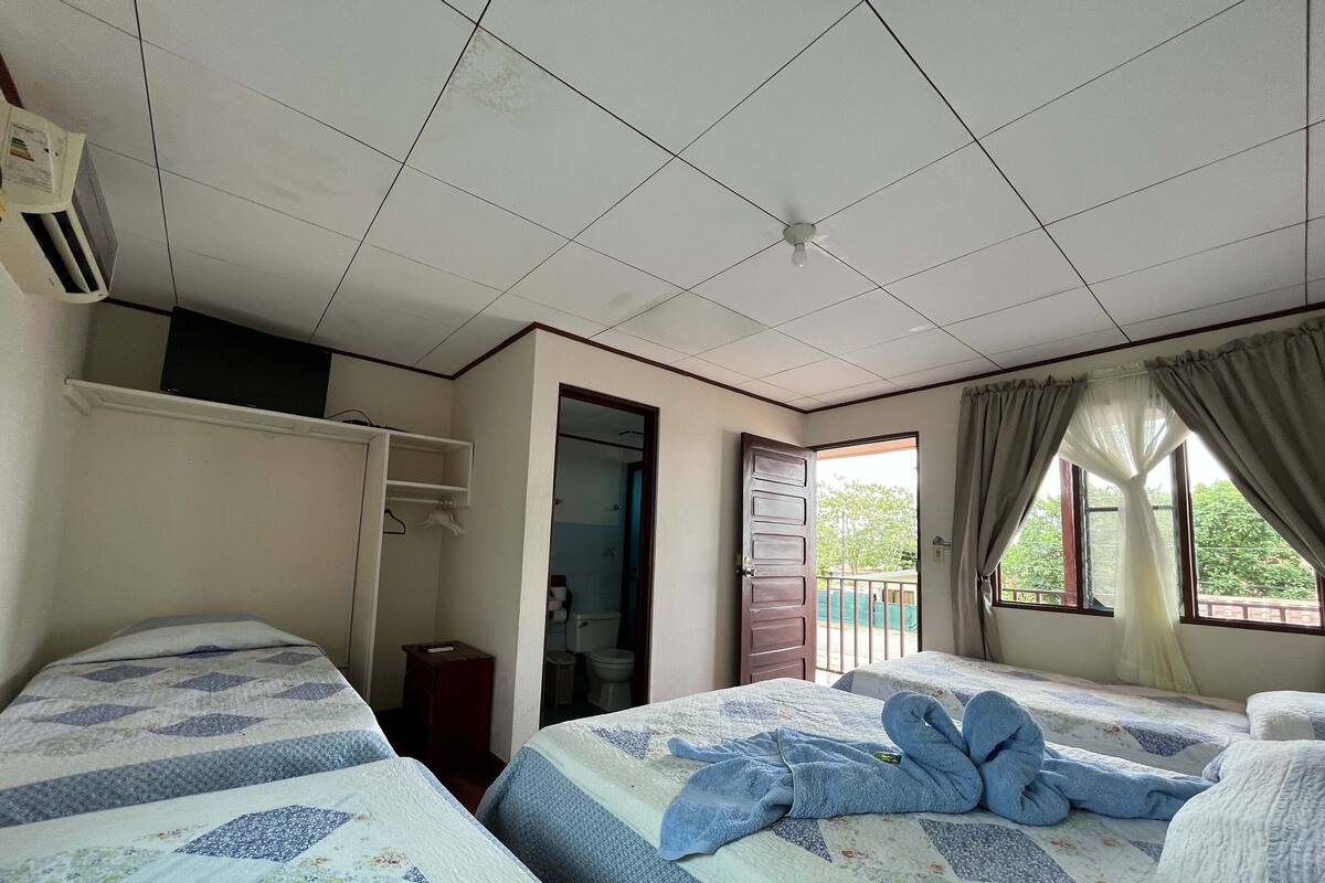 Quarto família | Escrivaninha, Wi-Fi de cortesia, roupa de cama