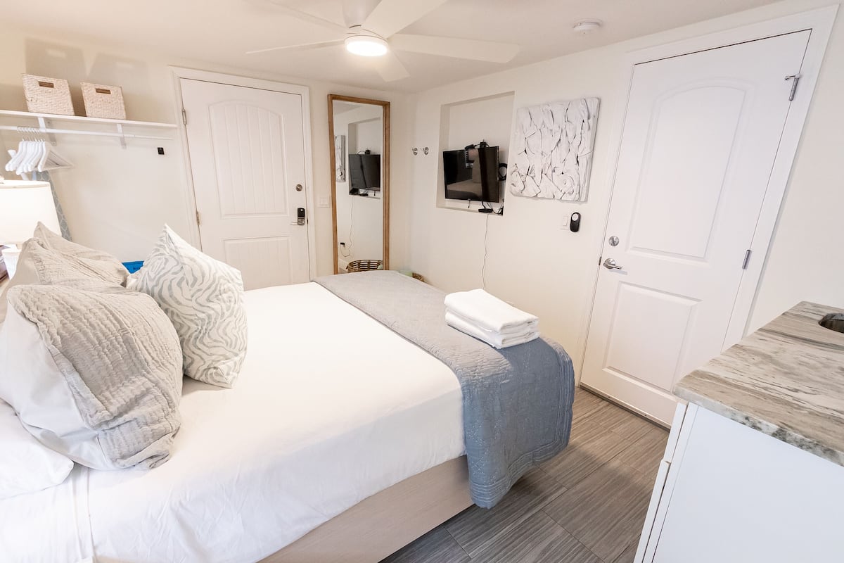 1 quarto, edredões de penas, com decoração personalizada