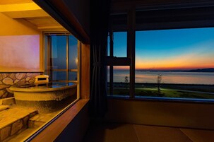 Quarto tradicional, vista para o oceano (Japanese Style with Ceramic Bath) | Roupas de cama premium, cofres nos quartos, escrivaninha