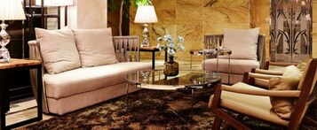 Área de estar no saguão