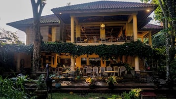 Pequenos-almoços, almoços, jantares servidos, com vista para o jardim