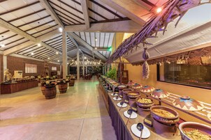 Cozinha mediterrânica, com espaço para refeições ao ar livre 