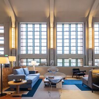 Área de estar no saguão