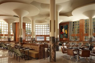 Café da manhã, almoço e jantar; culinária internacional 