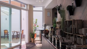 Pequeno-almoço tipo buffet diário (17 EUR por pessoa)