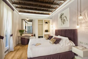 Quarto casal superior, sacada | Roupas de cama premium, frigobar, cofres nos quartos, escrivaninha