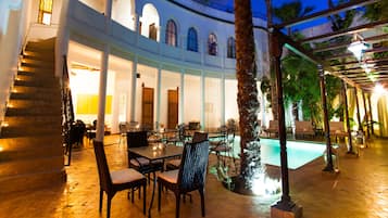 Piscina exterior, espreguiçadeiras