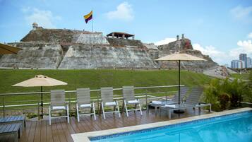 Piscina externa, guarda-sóis, espreguiçadeiras