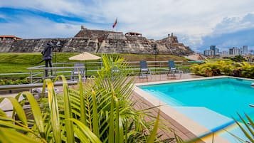 Piscina externa, guarda-sóis, espreguiçadeiras