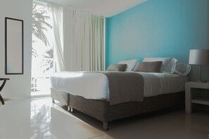 Quarto quádruplo família, várias camas, vista para o oceano | Frigobar, cofres nos quartos, escrivaninha, Wi-Fi de cortesia