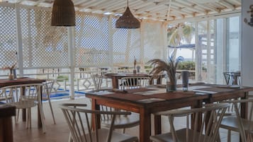 Serviço de café da manhã, local e internacional, vistas para a praia