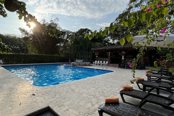 Piscina externa, espreguiçadeiras