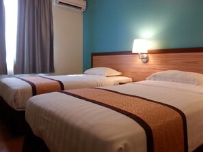 Quarto Twin Deluxe | Secretária, ferro/tábua de engomar, camas desdobráveis 