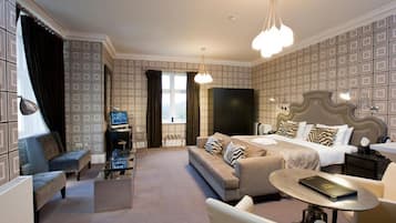 Quarto superluxo | Roupas de cama premium, cofres nos quartos, escrivaninha