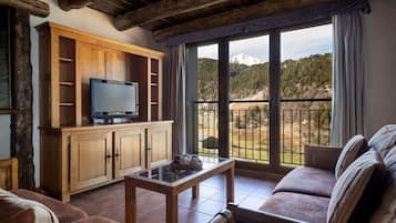 Apartamento, 3 quartos (2-8 people, SPA included) | Sala | TV de ecrã plano, leitor de DVD