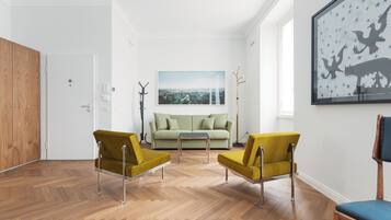 Appartamento con 2 Camere da Letto, Corso Monforte 41 | Área de estar | TV de tela plana 40 polegadas com canais via satélite, TV LCD