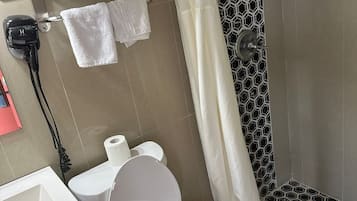 Quarto casal, para não fumantes | Banheiro | Chuveiro, secador de cabelo, toalhas de banho