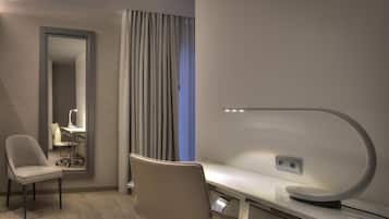 Frigobar, cofres nos quartos, escrivaninha, quartos à prova de som