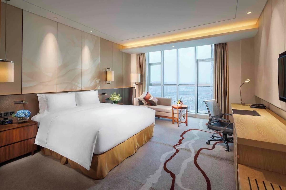 Roupa de alta qualidade, edredões de penas, minibar, cofre no quarto 