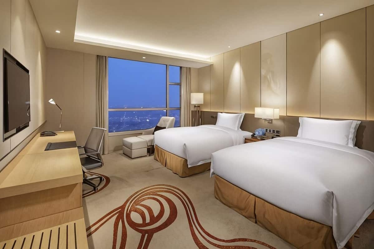 Roupa de alta qualidade, edredões de penas, minibar, cofre no quarto 