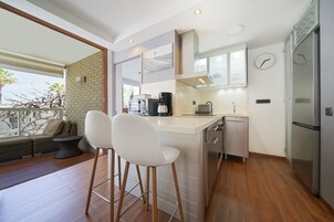 Apartamento Deluxe (Tamara piso alto) | Sala de estar | Televisor de ecrã plano de 22 polegadas com canais via satélite