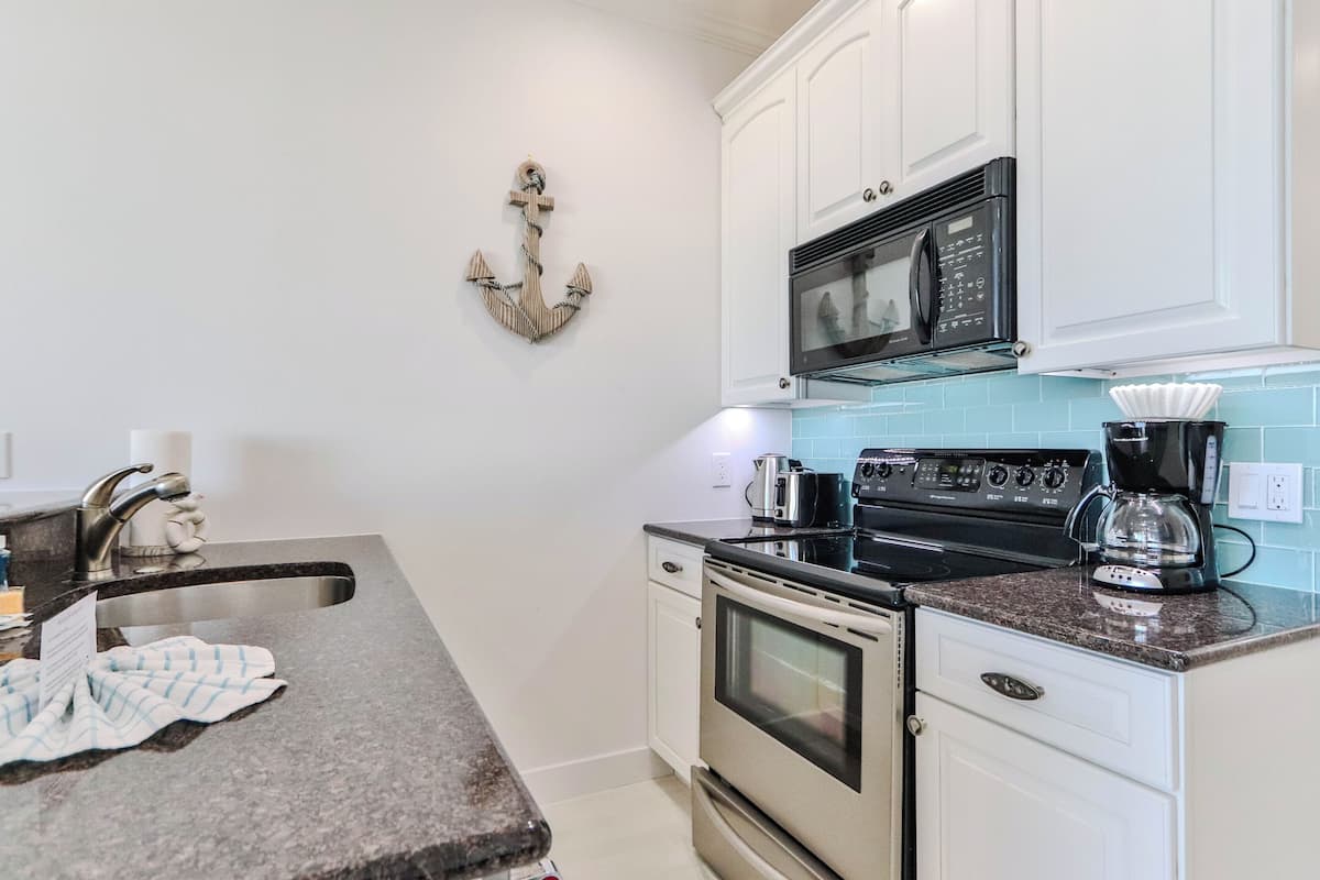 Um frigorífico/congelador grande, um micro-ondas, um forno