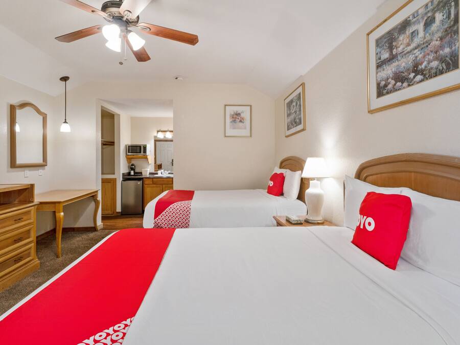 Quarto, 2 camas de casal | Secretária, secretária adequada para computadores portáteis