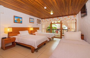 Quarto triplo standard | Cofres nos quartos, escrivaninha, berços grátis, Wi-Fi de cortesia