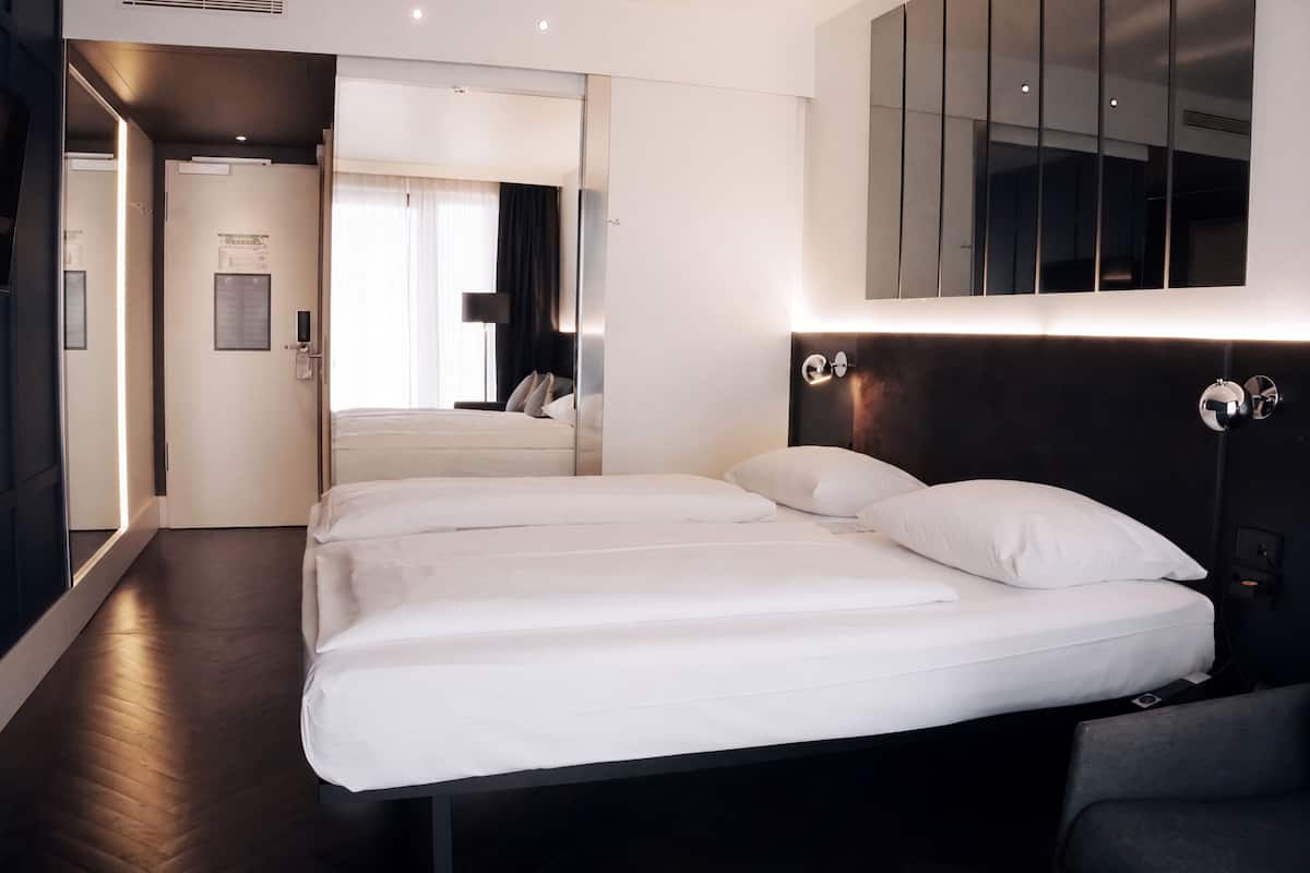Quarto Triplo Superior, 1 quarto | Cofre com capacidade para portátil, secretária 