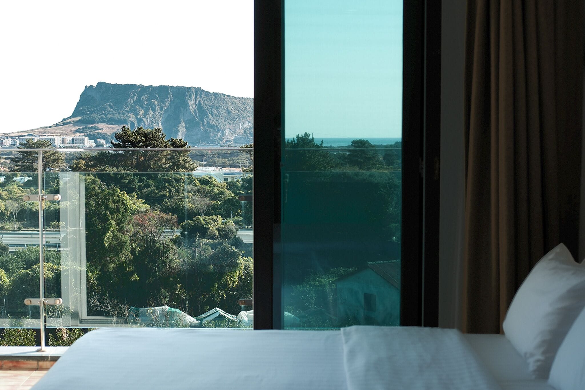 Deluxe Double Twin View | Roupas de cama premium, cortinas blackout, Wi-Fi de cortesia