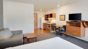 Quarto Standard, 1 cama de casal e sofá-cama, acessível, não fumadores | Secretária, secretária adequada para computadores portáteis