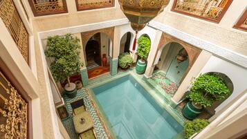 Piscina externa, espreguiçadeiras