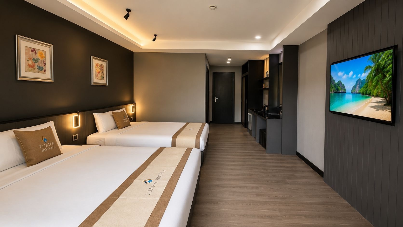 Quarto de hotel com duas camas, televisão e corredor que dá para um banheiro.