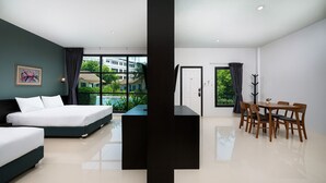 Quarto de hotel moderno com uma cama grande, uma mesa de escritório e um espaço de refeições.