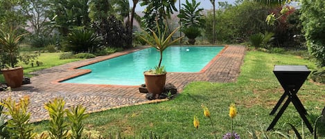 2 piscinas exteriores, espreguiçadeiras