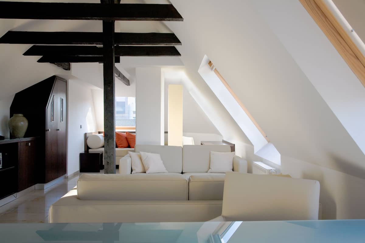 Penthouse (Check In @ Burns Art Hotel) | Minibar, cofre no quarto, secretária, quartos insonorizados 