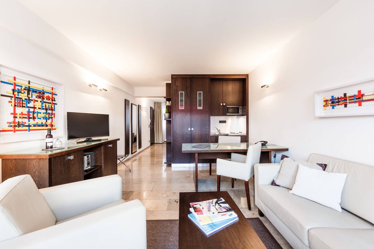 Suite Empresarial (Check In @ Burns Art Hotel) | Minibar, cofre no quarto, secretária, quartos insonorizados 