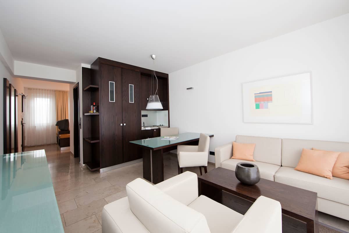Suite Comfort (Check In @ Burns Art Hotel) | Minibar, cofre no quarto, secretária, quartos insonorizados 