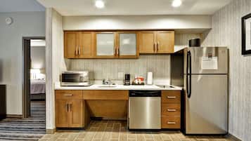 Um frigorífico/congelador grande, um micro-ondas, uma placa de cozinha