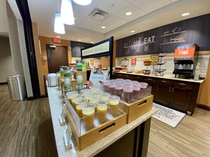 Café da manhã com buffet grátis todos os dias