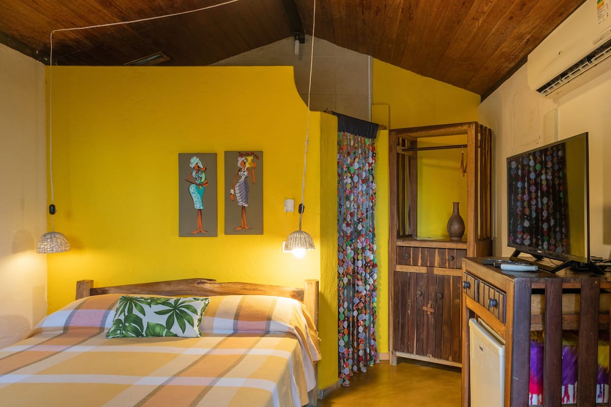 Quarto Duplo Básico | Minibar, cortinas/cortinados opacos, ferro/tábua de engomar 