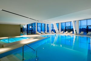 Piscina interior, piscina exterior, espreguiçadeiras