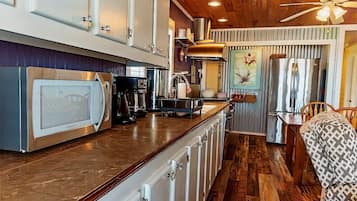 Suite Royal, 2 quartos, cozinha, em frente à praia | Cozinha privada | Um frigorífico, um micro-ondas, uma cafeteira/bule, uma torradeira