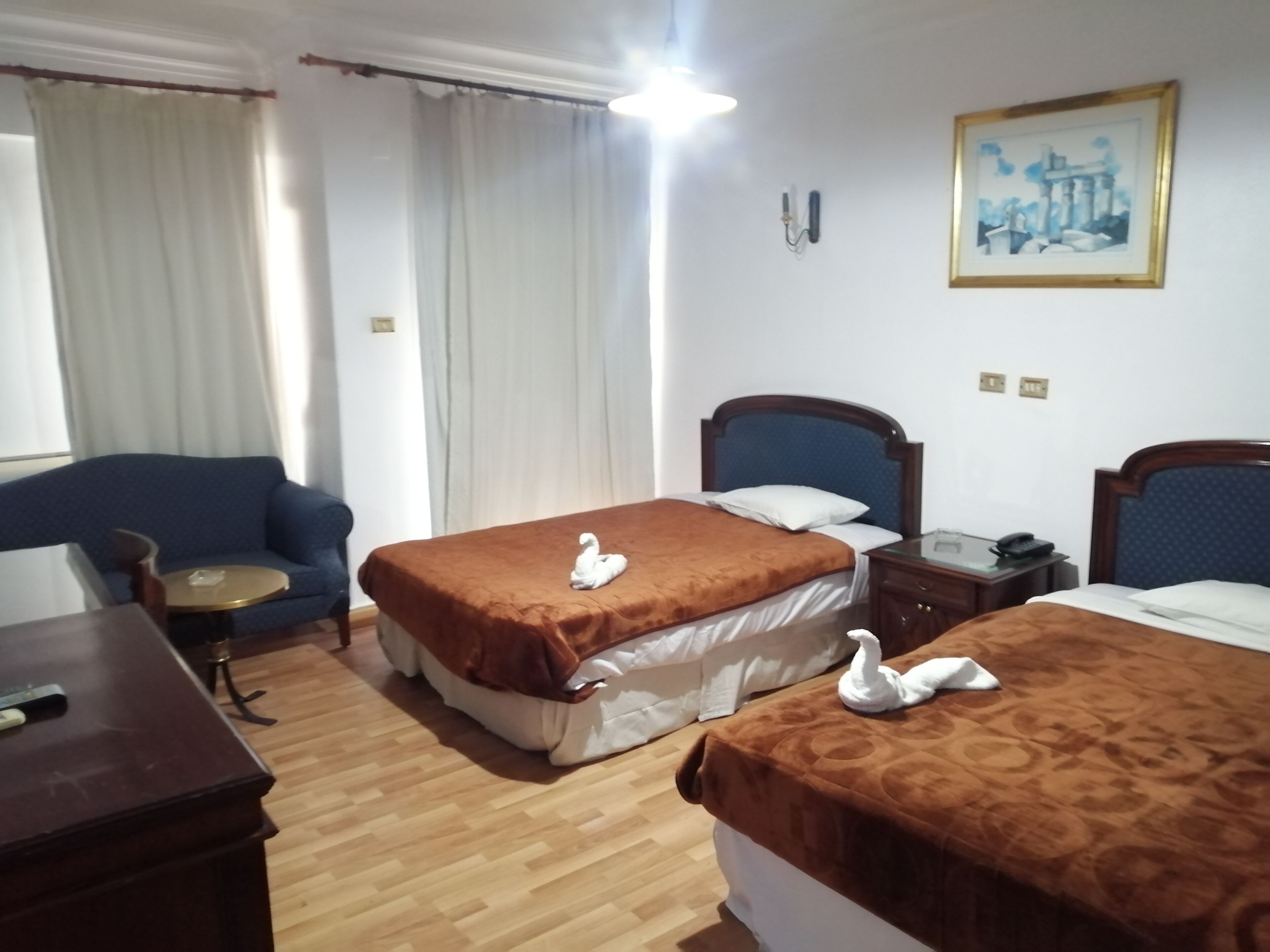 Frigobar, escrivaninha, cortinas blackout, ferros/tábuas de passar roupa